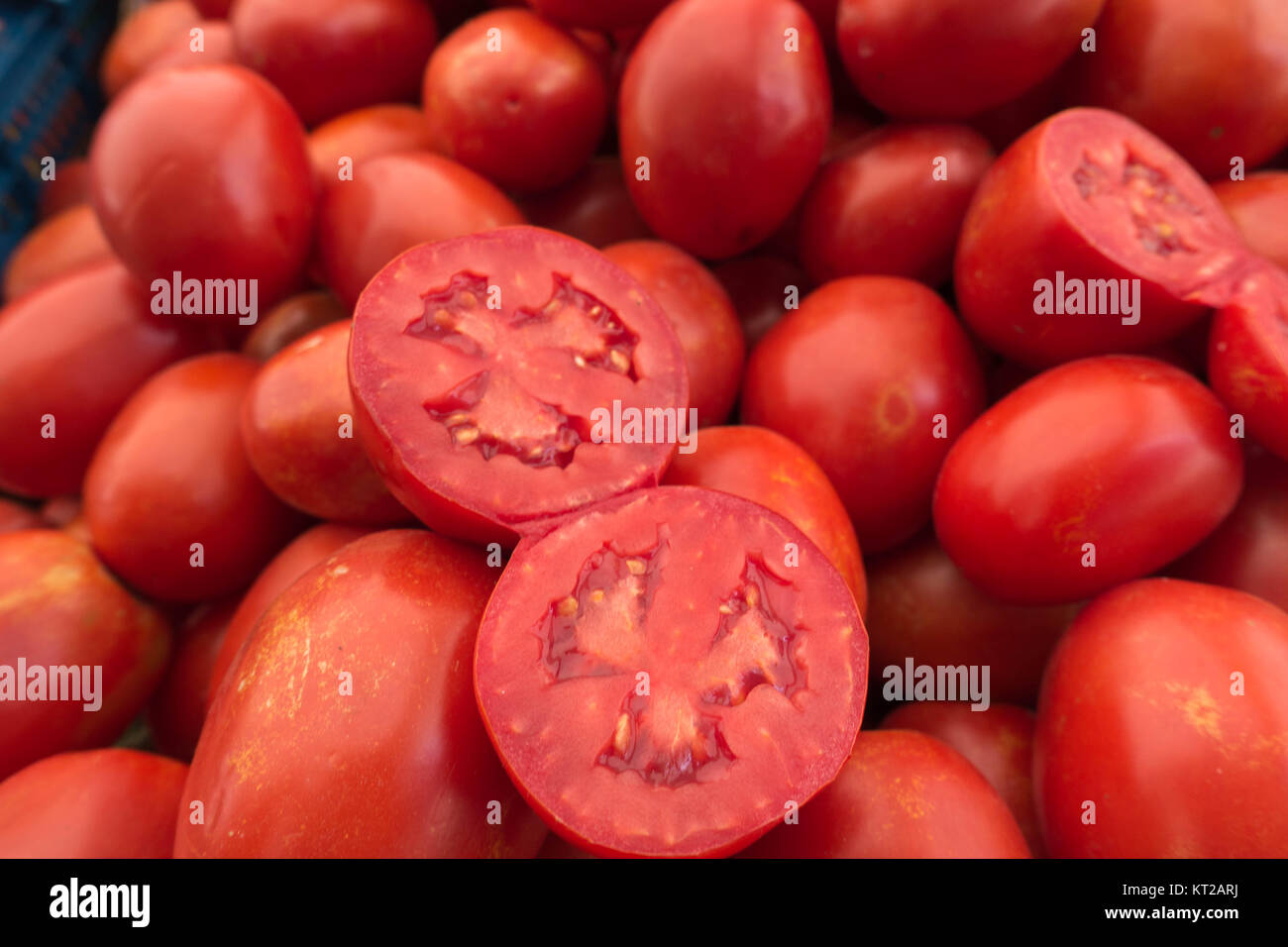 Fresh Tomato Heap on Bazaar Stall in Istanbul Turkey Stock Photo - Alamy