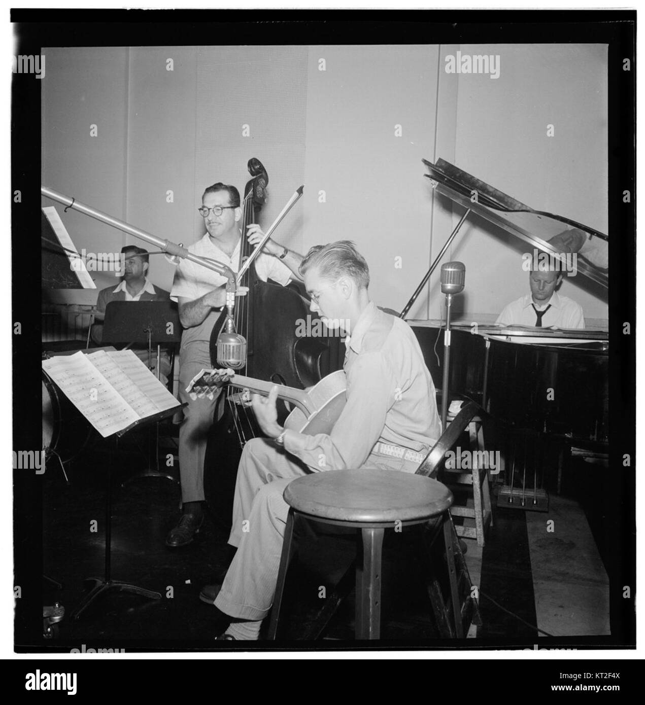 Billy eckstine and his orchestra hi-res stock photography and images ...