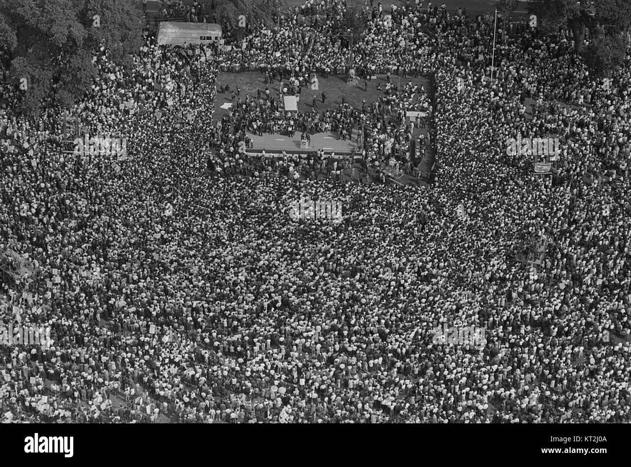 This iconic aerial photograph shows the crowd gathered at the Lincoln ...