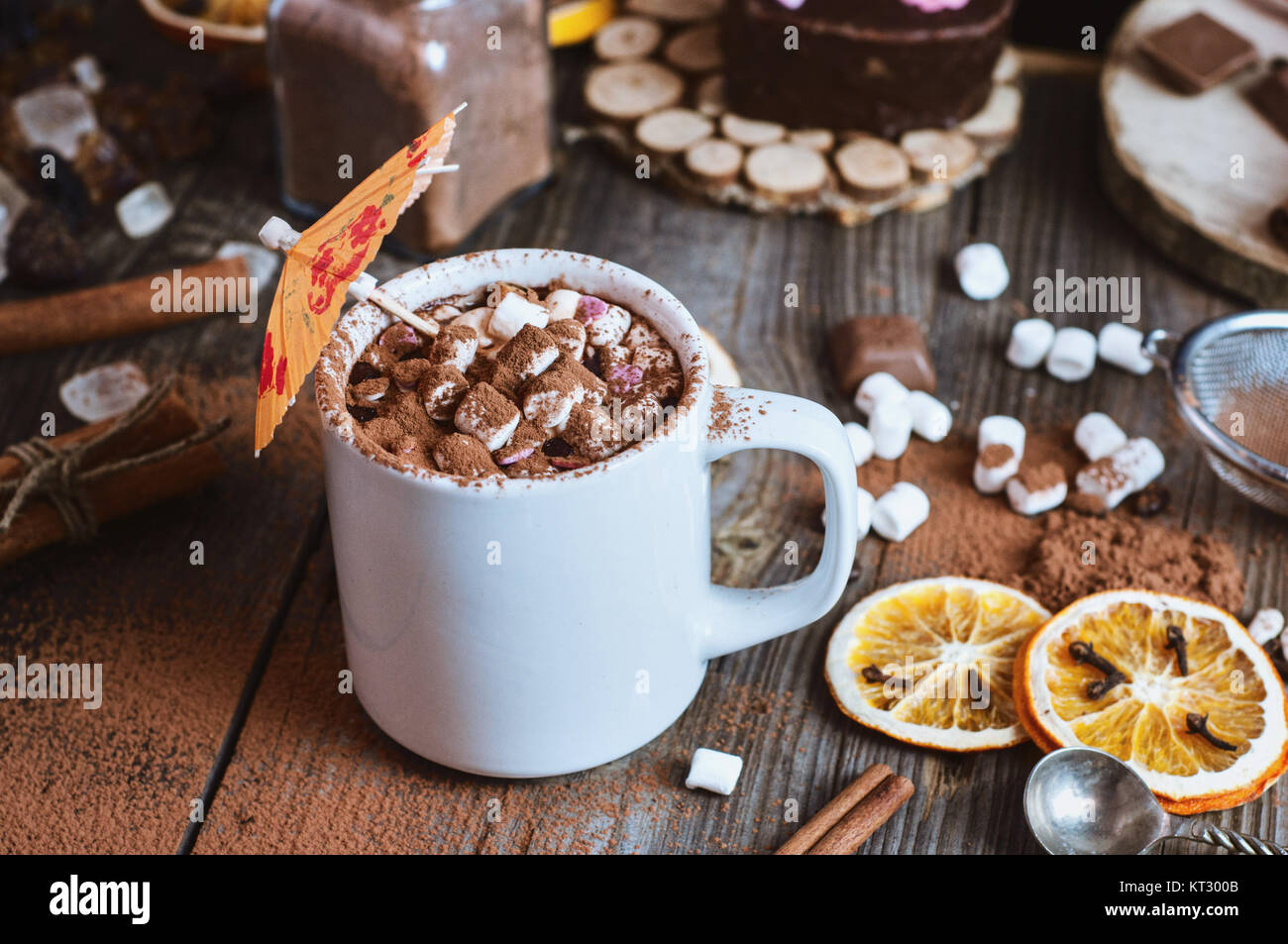 Hot chocolate sprinkling cocoa hi-res stock photography and images - Alamy