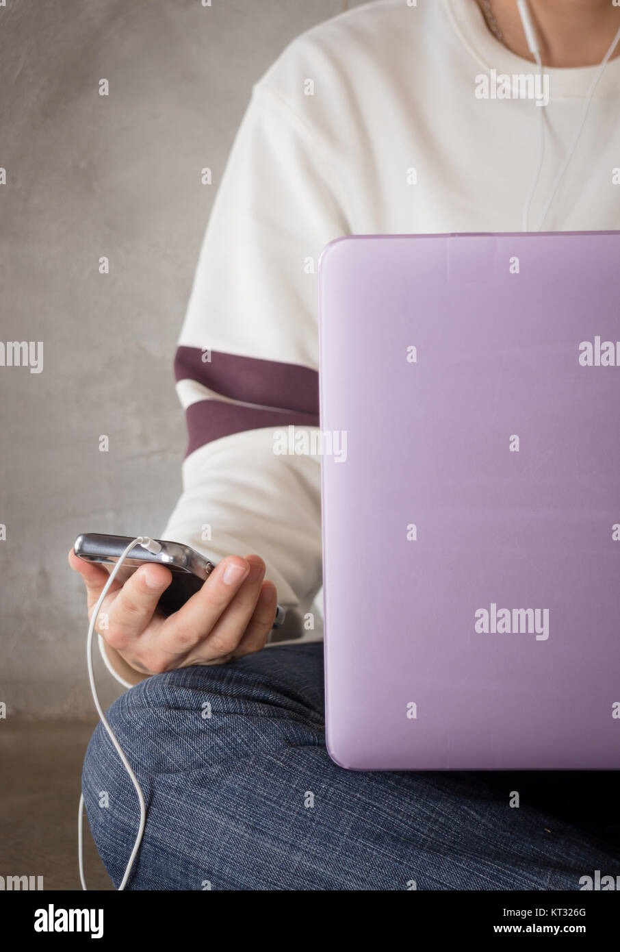 Woman sitting on the floor using laptop Stock Photo - Alamy