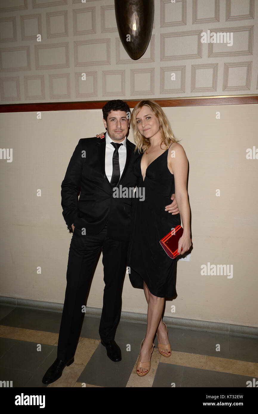 BOCA RATON, FL - NOVEMBER 21: Jason Biggs, Jenny Mollen arrives at 26th ...