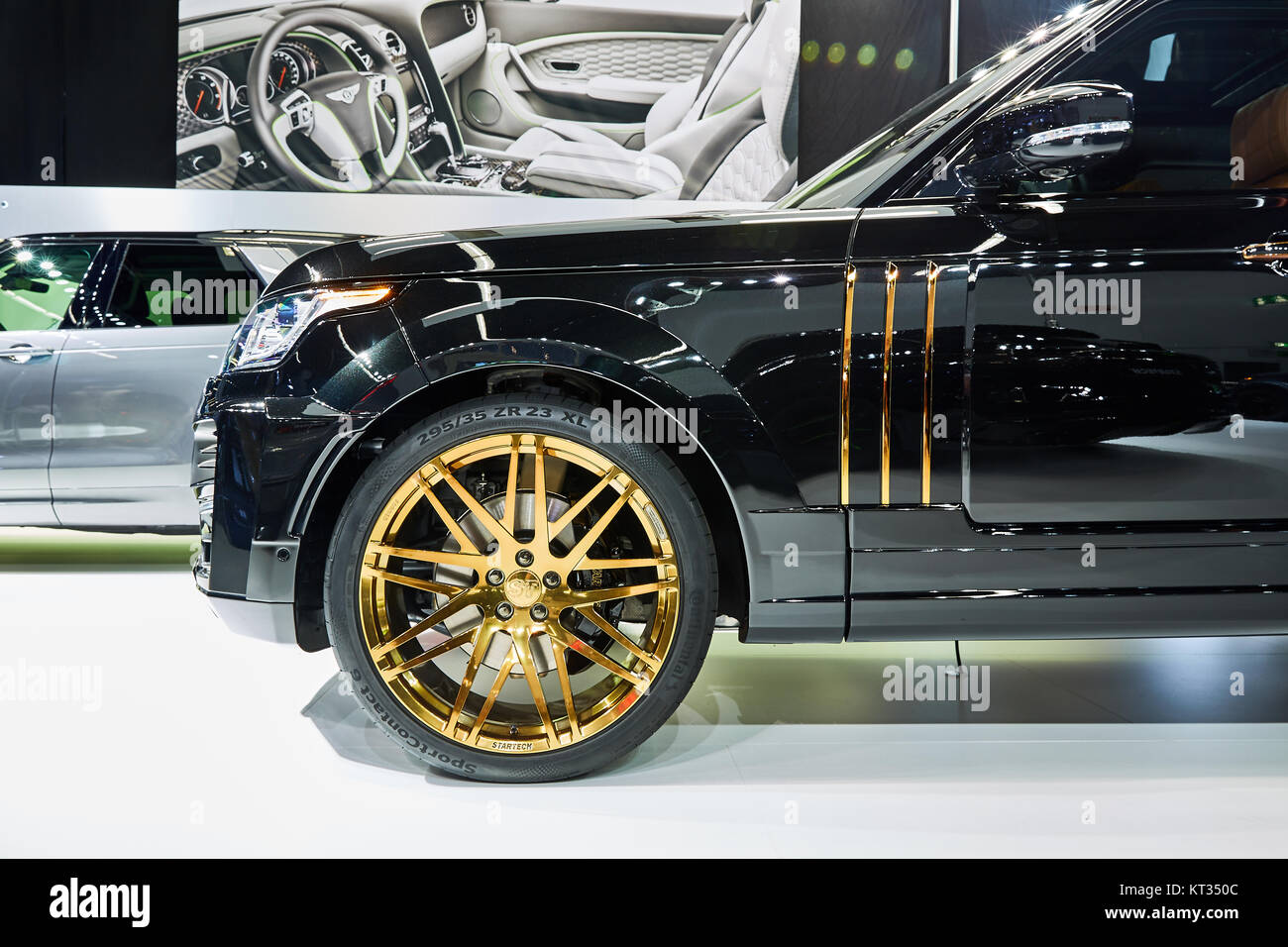 Range rover modern hi-res stock photography and images - Alamy