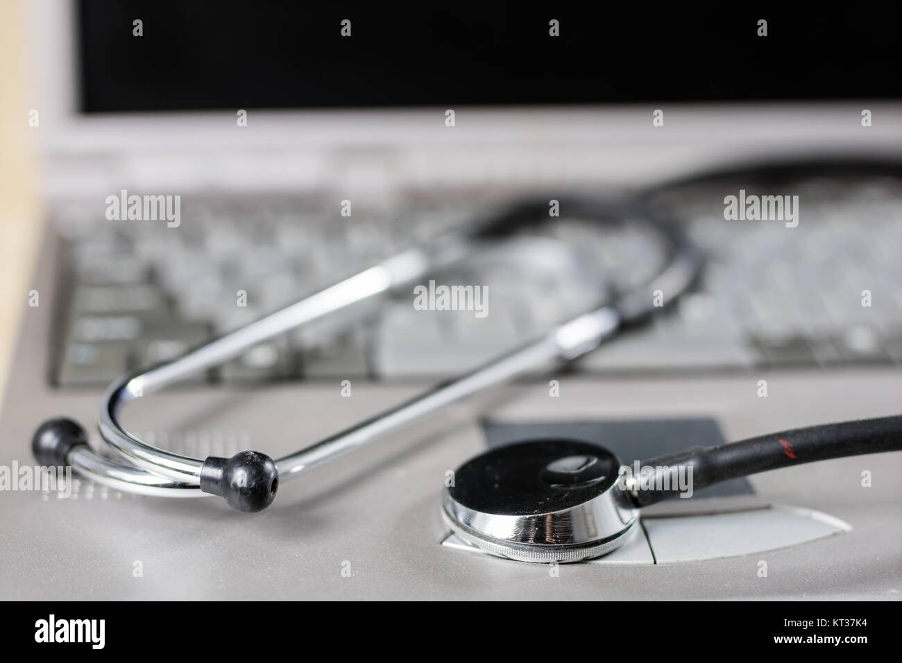 Computer treatment on a computer service. Repair and diagnostics of ...