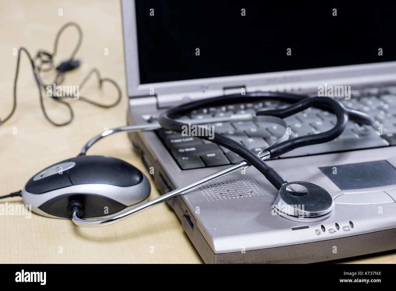 Computer treatment on a computer service. Repair and diagnostics of ...