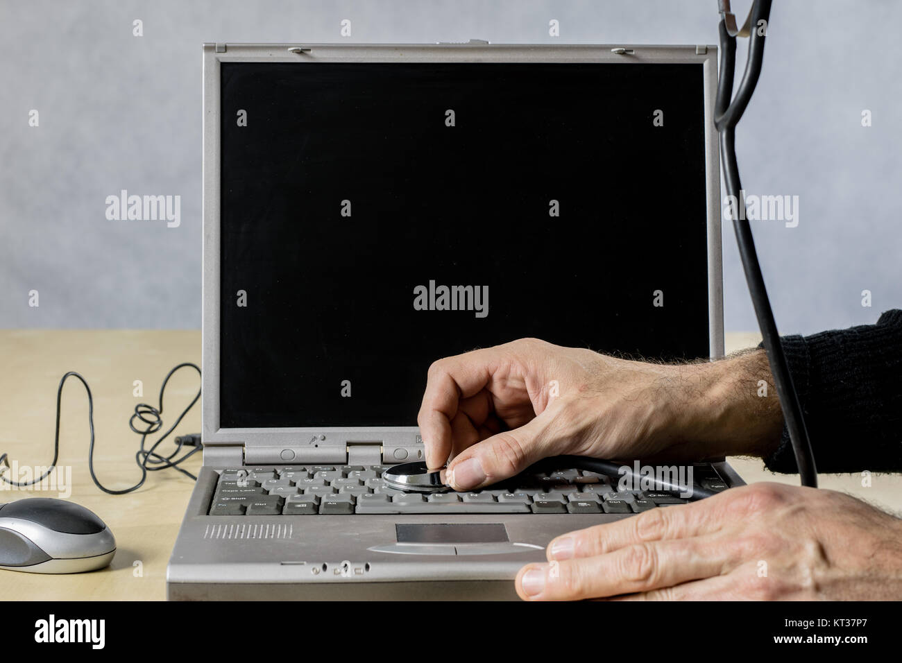 Computer treatment on a computer service. Repair and diagnostics of ...