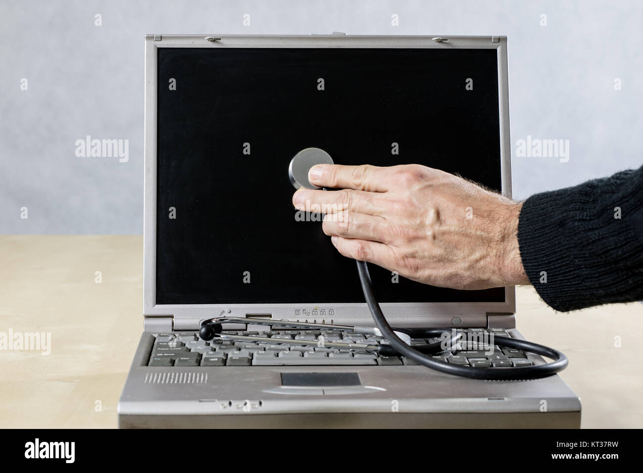 Computer treatment on a computer service. Repair and diagnostics of ...