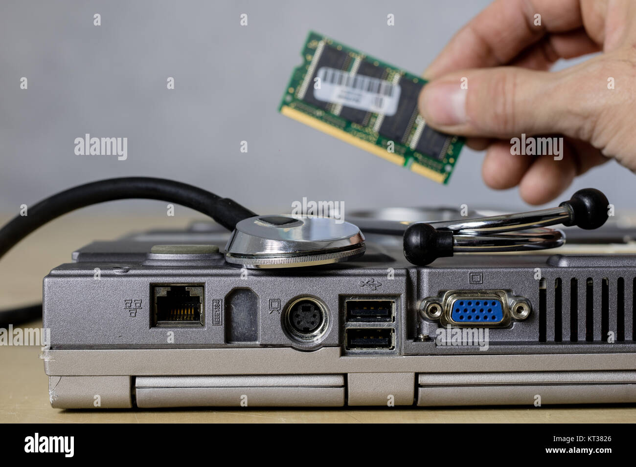 Computer treatment on a computer service. Repair and diagnostics of ...