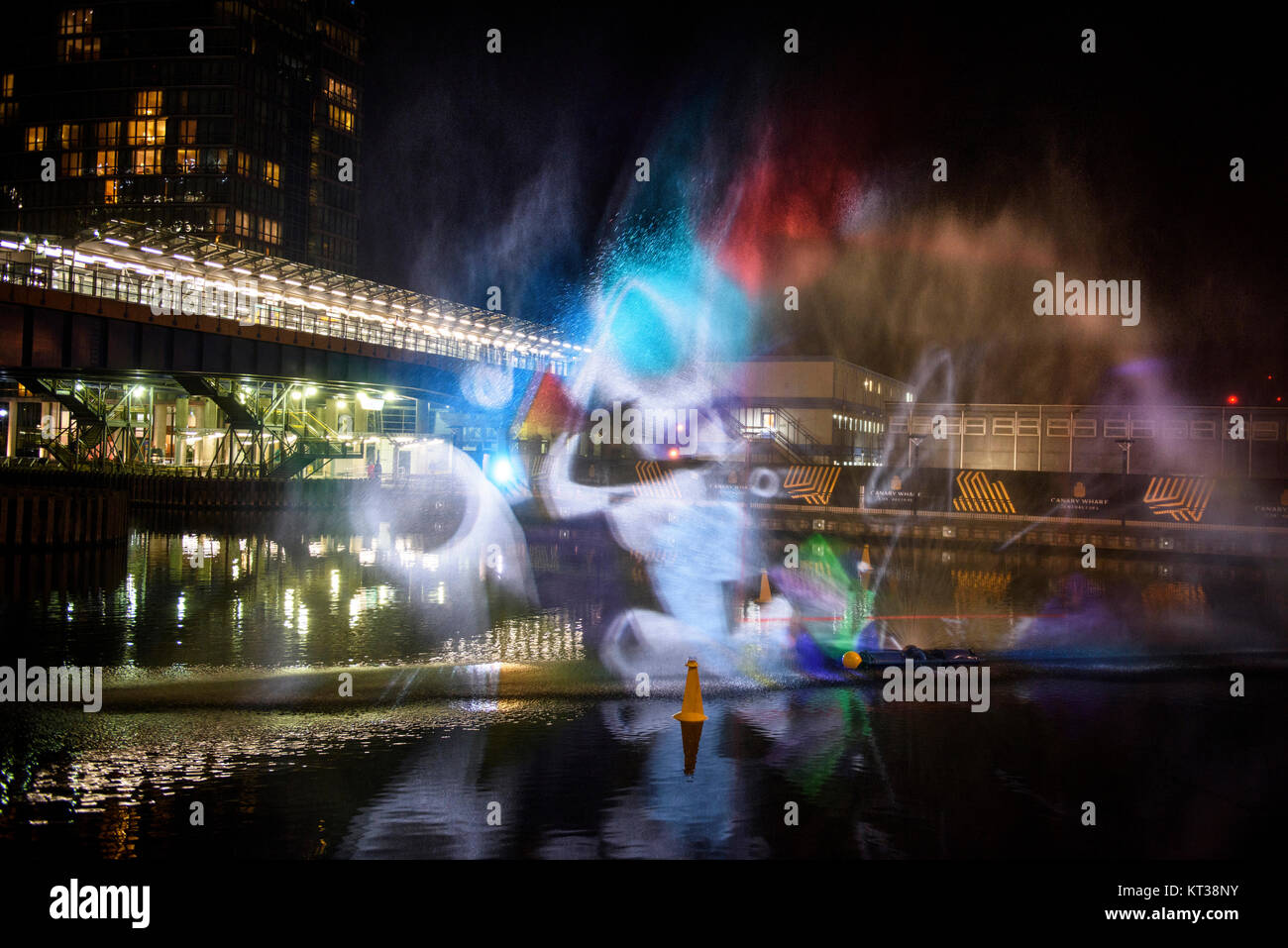 Water Wall by Andrew Bernstein and Gregory St. Pierre at Canary Wharf ...
