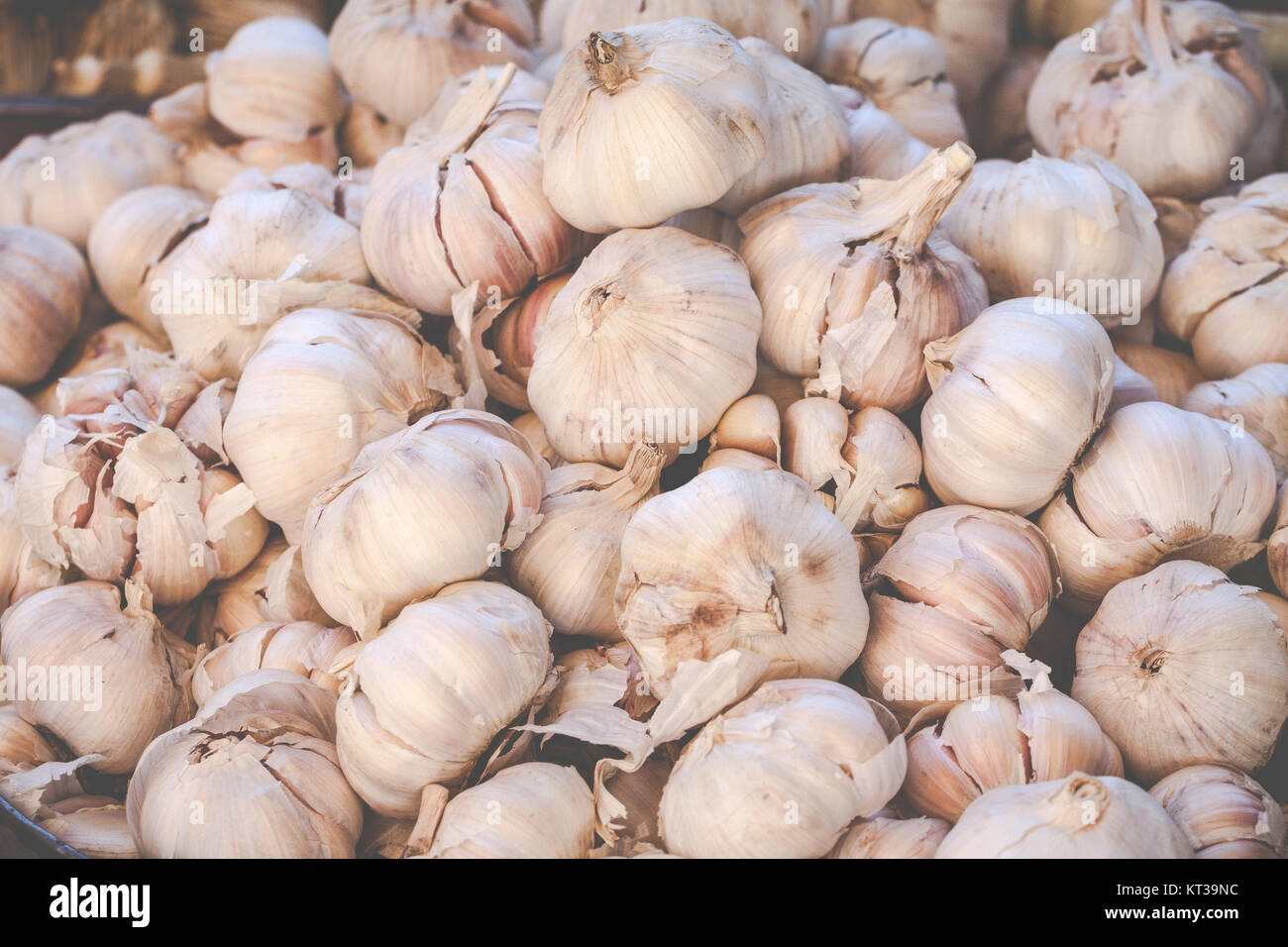 Garlic at traditional local market Stock Photo - Alamy