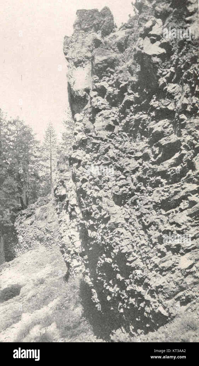 The basaltic cliff at the first crossing of the trail over Volcano ...