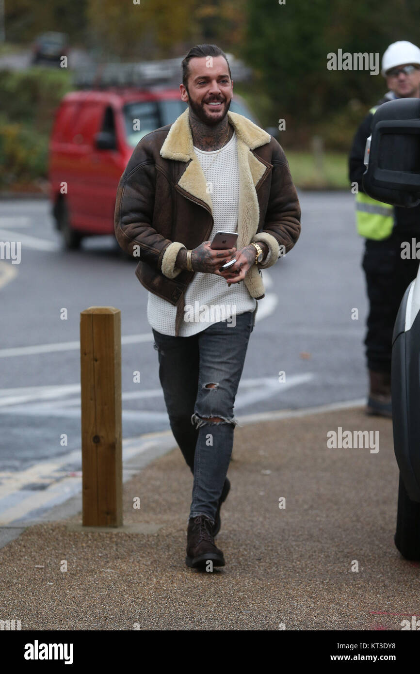 The cast of TOWIE film a Seasons Drinking scene at The Horse & Well pub ...