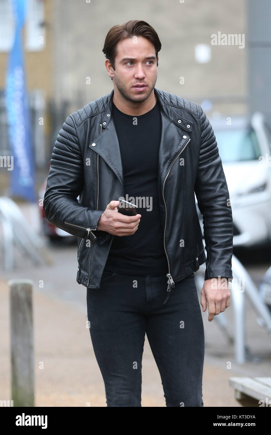 The cast of TOWIE film a Seasons Drinking scene at The Horse & Well pub ...