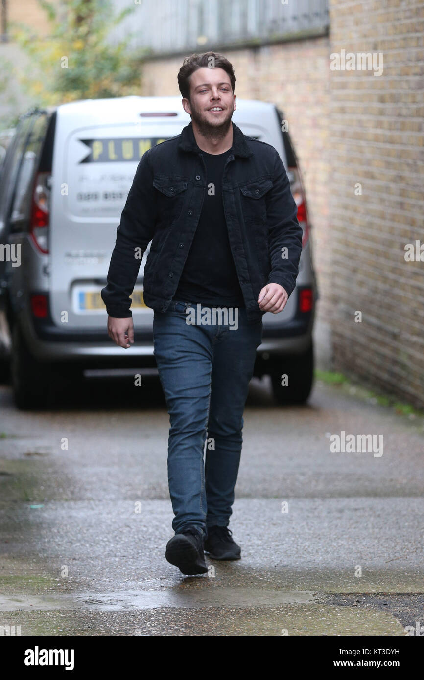 The cast of TOWIE film a Seasons Drinking scene at The Horse & Well pub ...