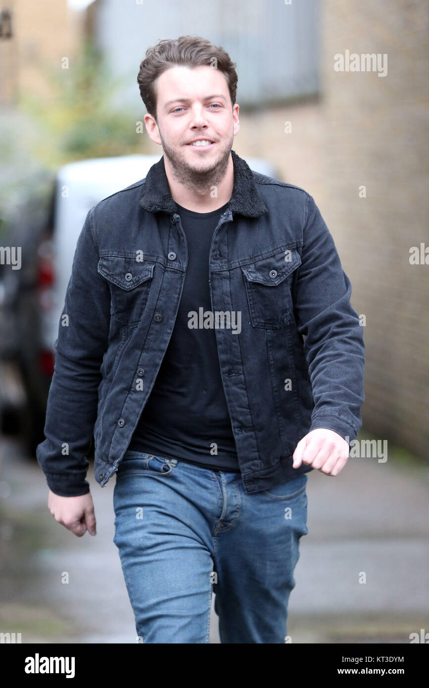 The cast of TOWIE film a Seasons Drinking scene at The Horse & Well pub ...