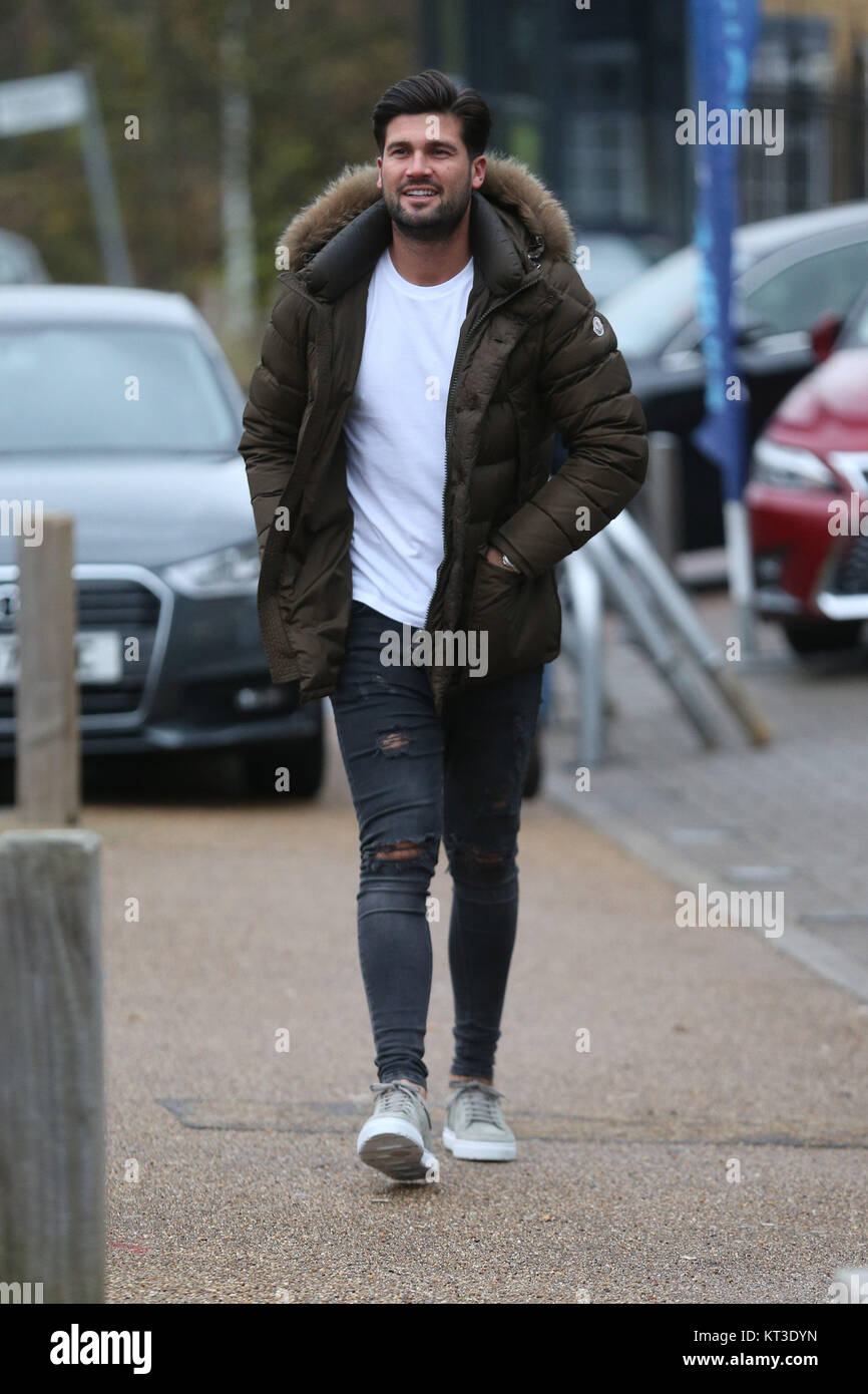 The cast of TOWIE film a Seasons Drinking scene at The Horse & Well pub ...