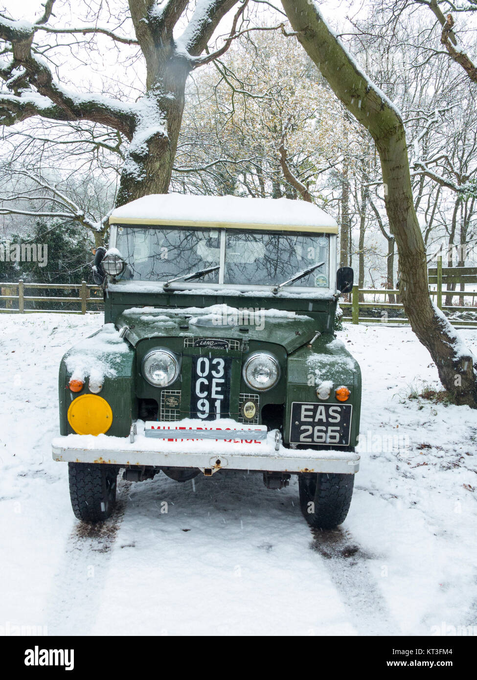 Military landrover defender hi-res stock photography and images - Alamy