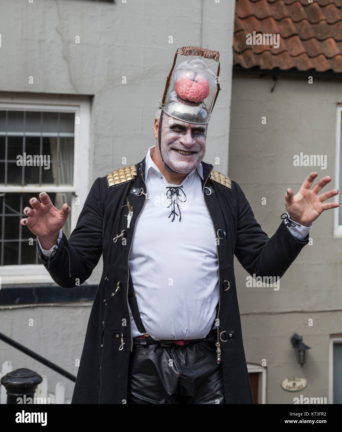 Posing outstretched arms hi-res stock photography and images - Alamy