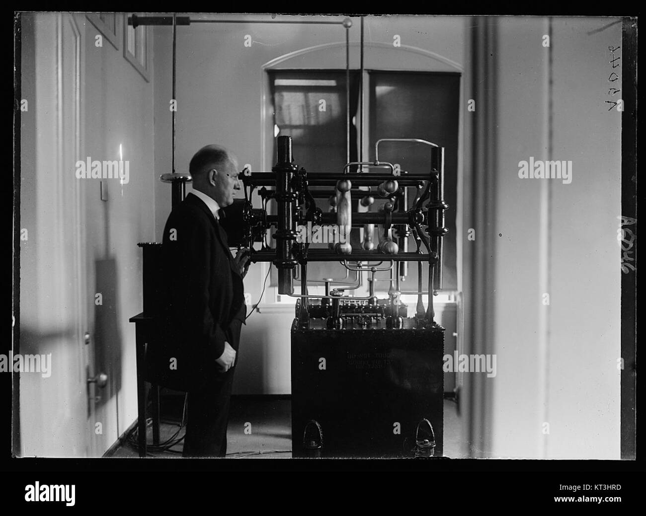 Vintage x ray machine Black and White Stock Photos & Images - Alamy