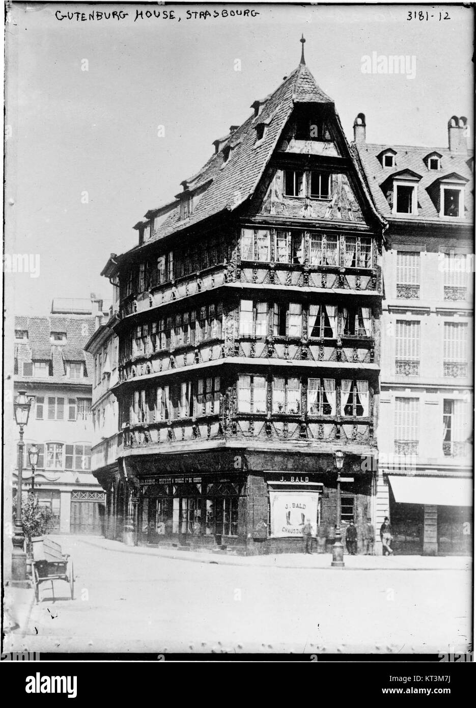 Historic building facade intricate Black and White Stock Photos ...