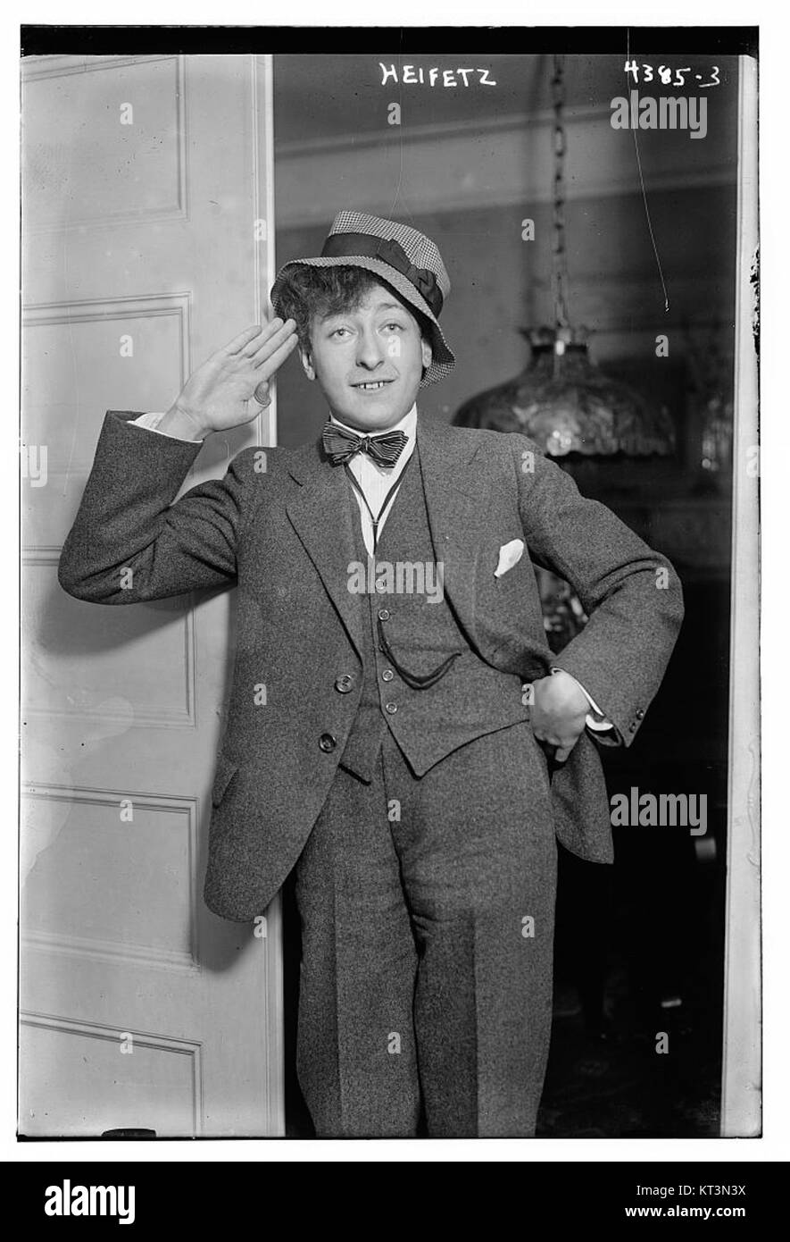 Jascha Heifetz, a legendary violinist, is known for his virtuosic ...