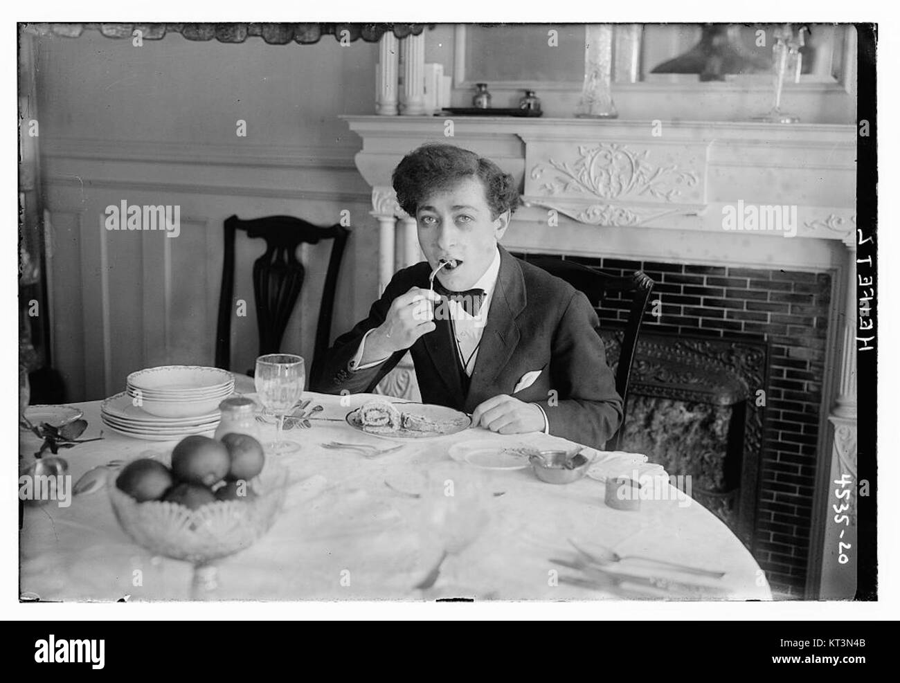 The renowned violinist Jascha Heifetz, known for his extraordinary ...
