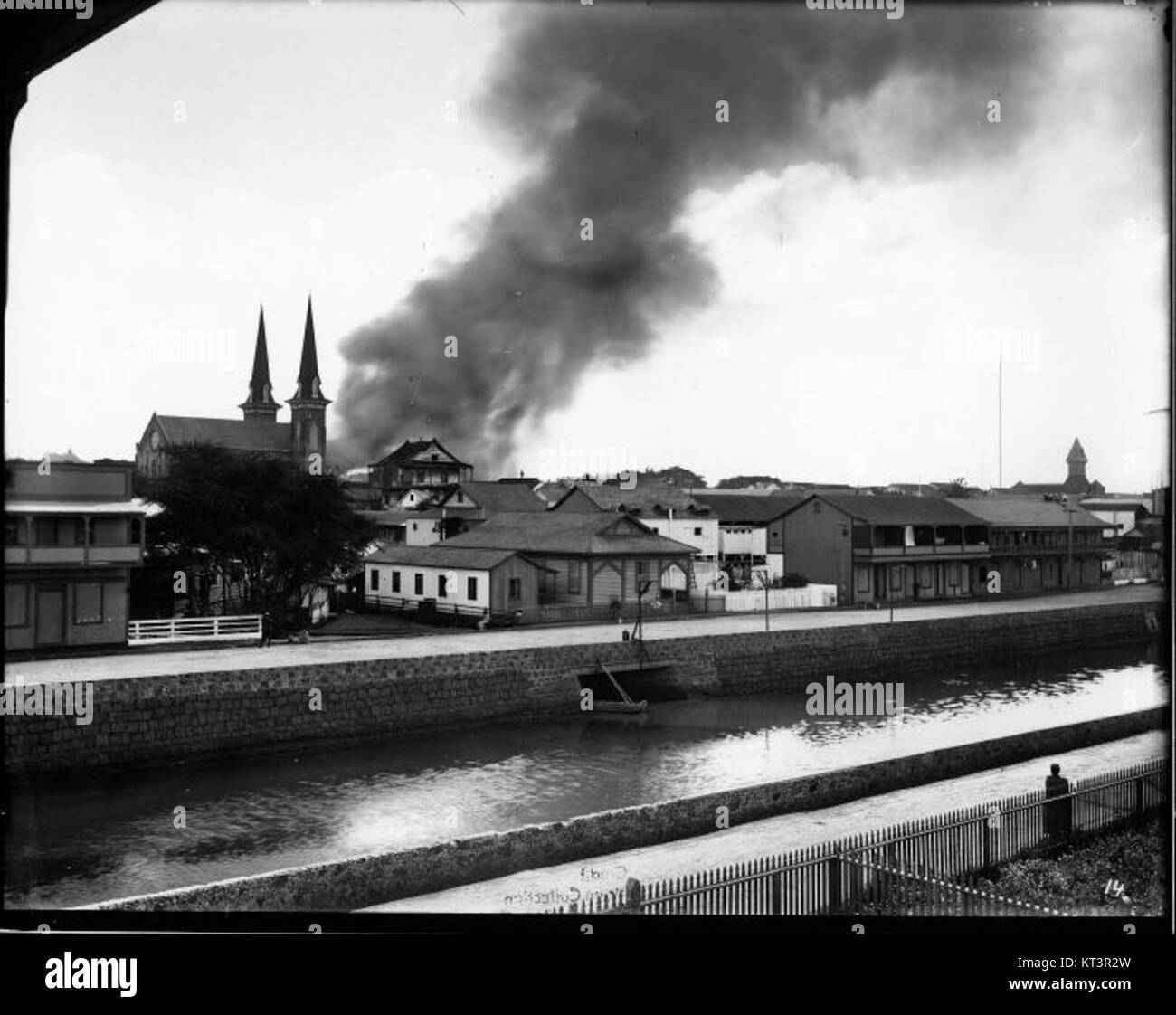 This photograph captures the devastating Chinatown fire of 1900 in ...