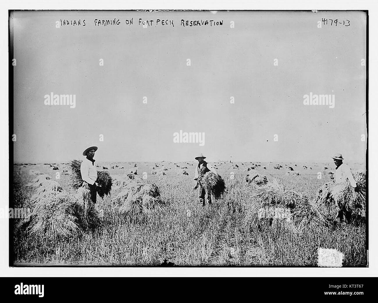 Native americans farming historical Black and White Stock Photos ...