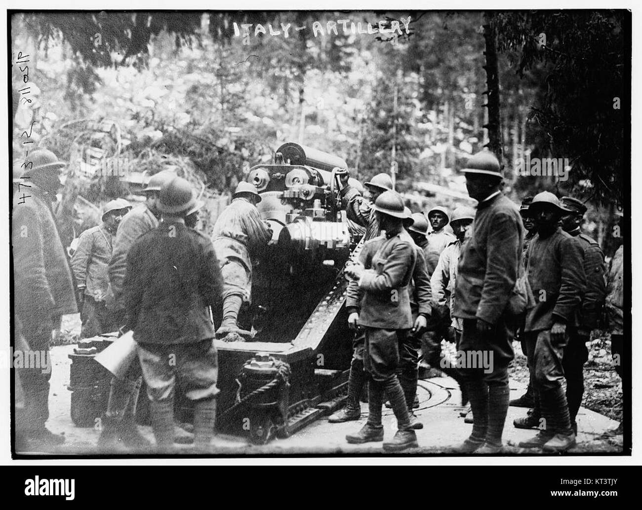This image depicts Italian artillery, showcasing a piece of military ...