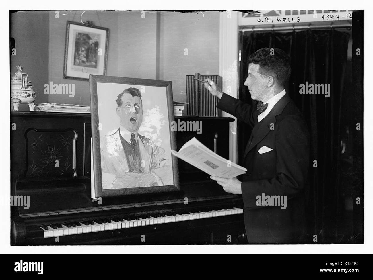 Historical black white photo shows Cut Out Stock Images & Pictures - Alamy