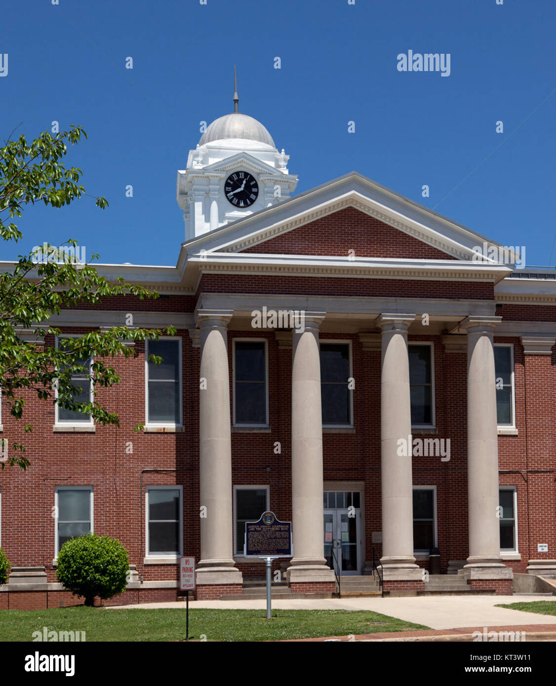 The Jackson County Courthouse, located in Scottsboro, Alabama, is a ...
