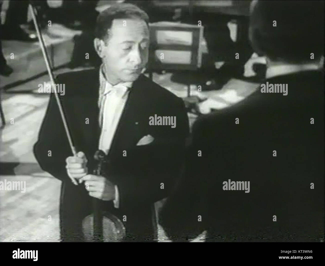 Jascha Heifetz, a renowned violinist, performed at Carnegie Hall in ...