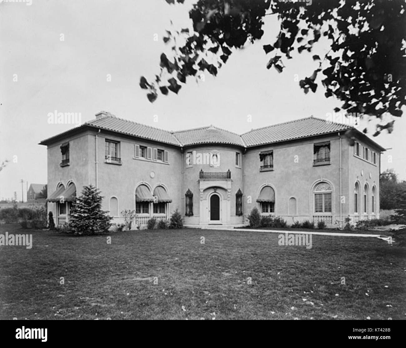 Large L-shaped residence, Colorado, designed by architect Jacques ...