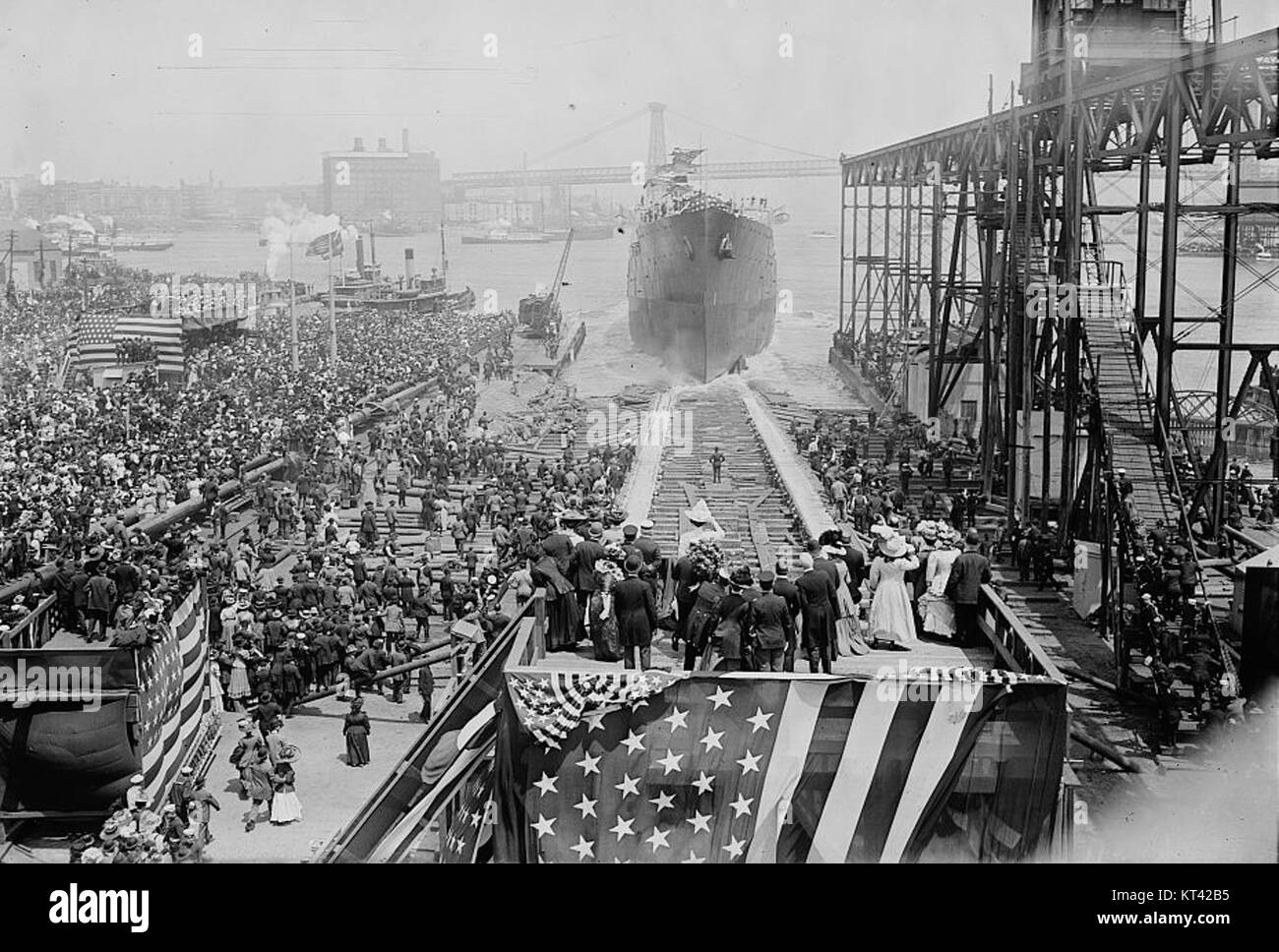 Wartime ship repair hi-res stock photography and images - Alamy