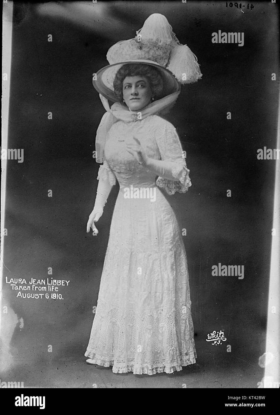 Reading romantic fiction Black and White Stock Photos & Images - Alamy