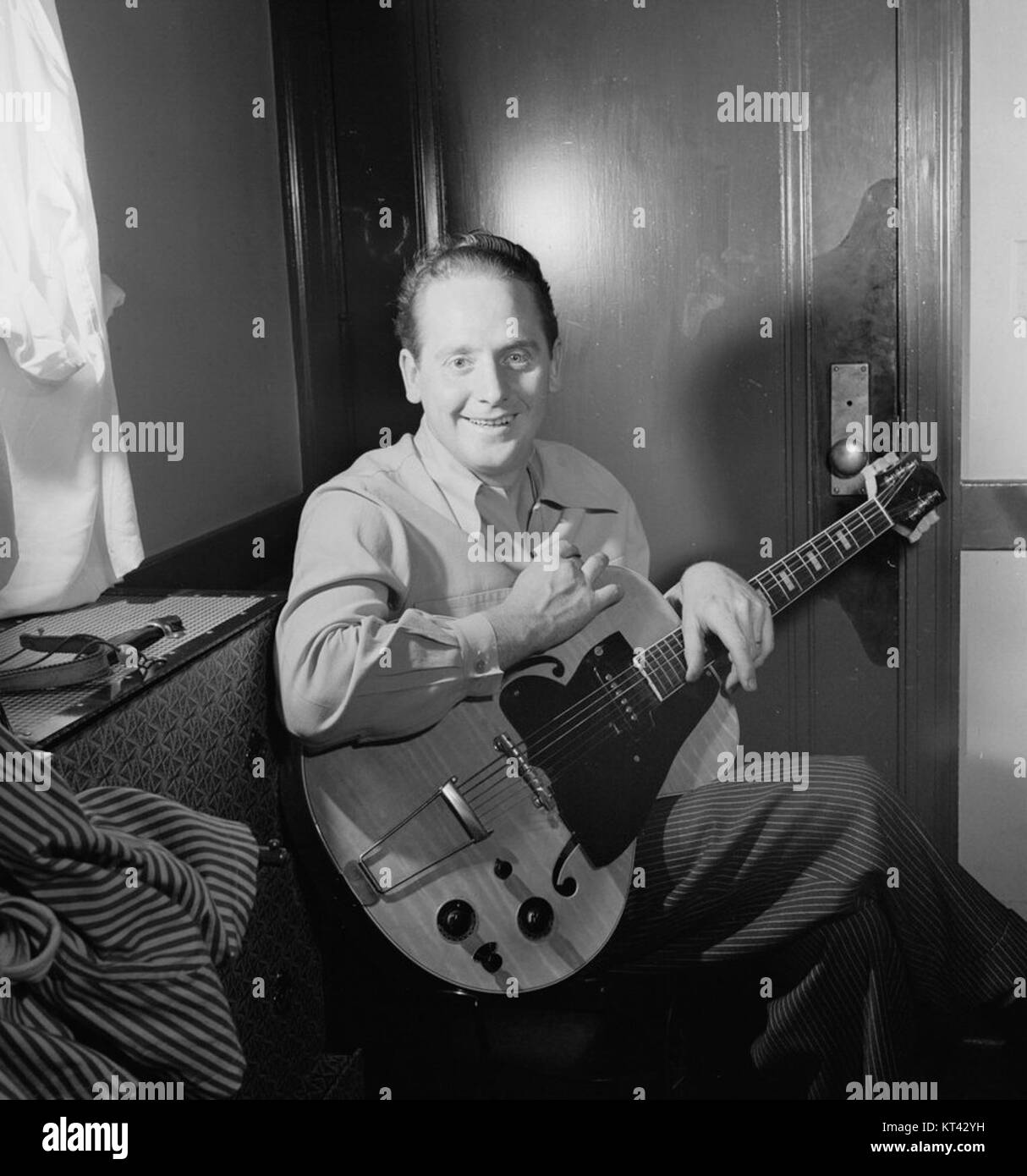 This iconic image features Les Paul, a renowned American guitarist and ...