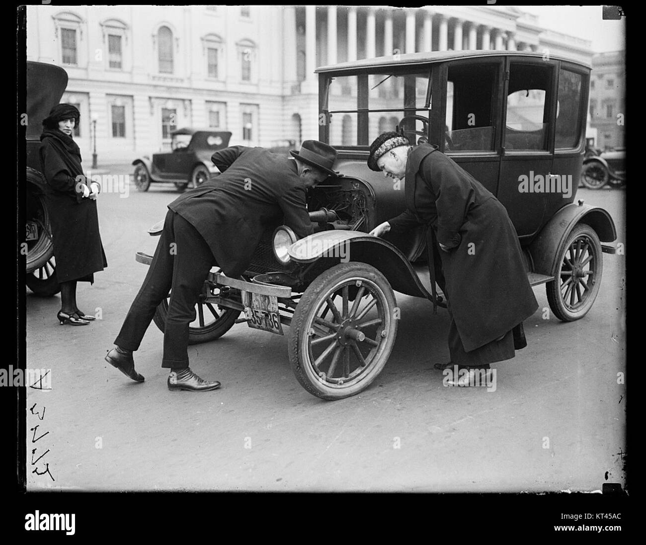 Car mechanics work in Black and White Stock Photos & Images - Alamy