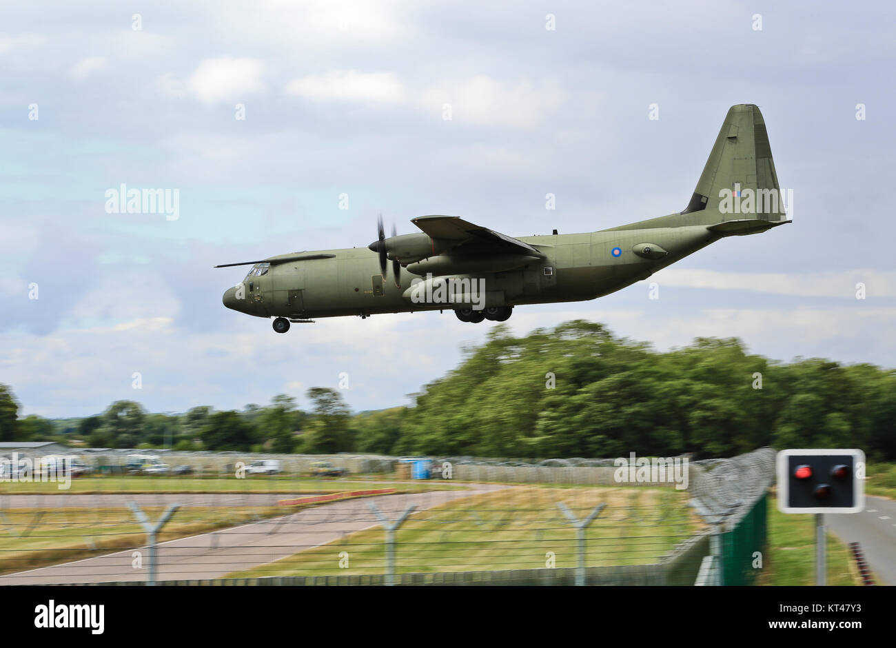130 hercules air refuelling hi-res stock photography and images - Alamy