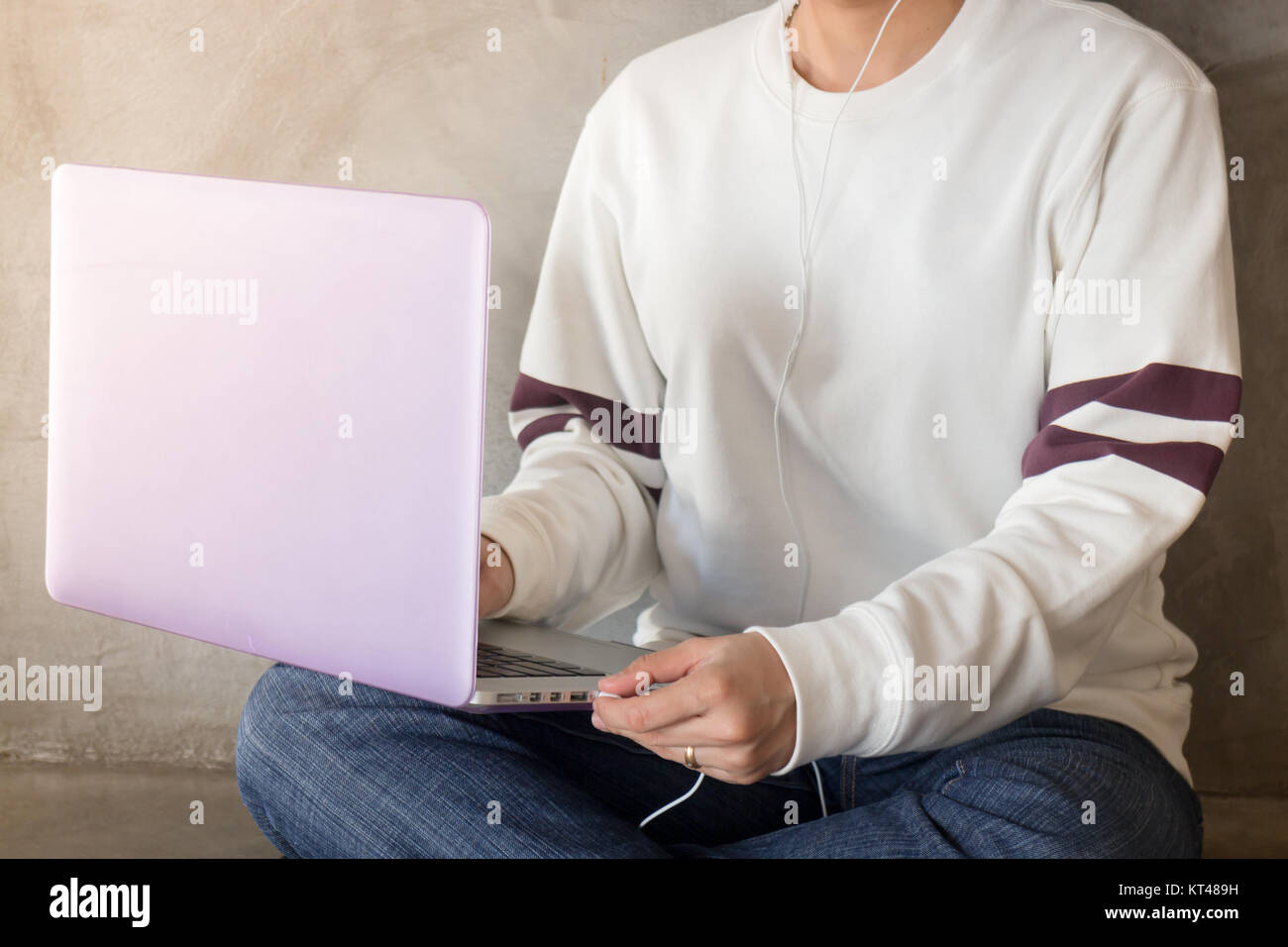 Woman sitting on the floor using laptop Stock Photo - Alamy