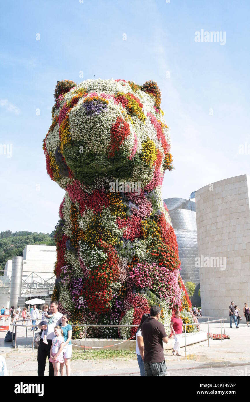the famous topiary sculpture "The Puppy" by Jeff Koons, located in ...