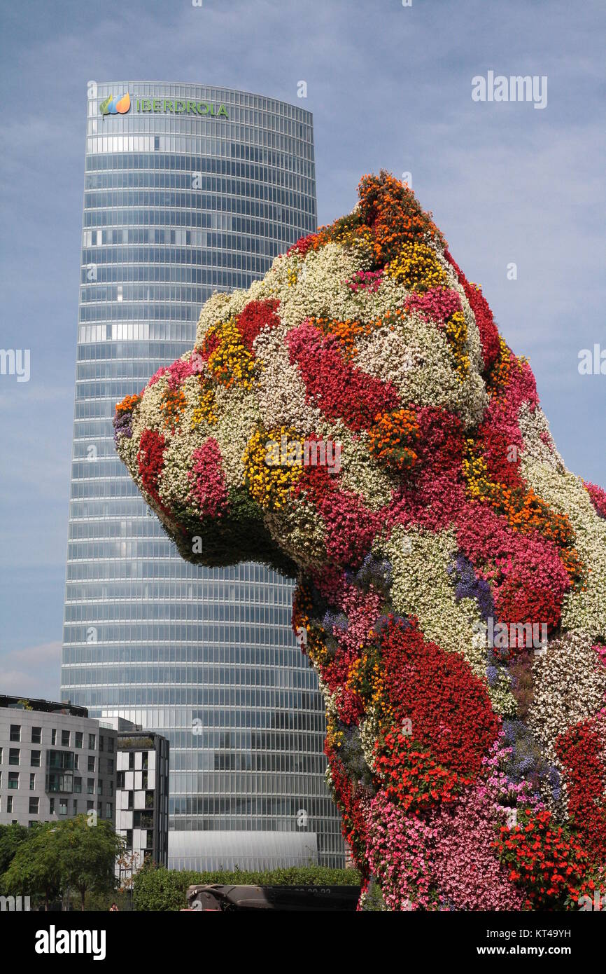 the famous topiary sculpture "The Puppy" by Jeff Koons, located in ...