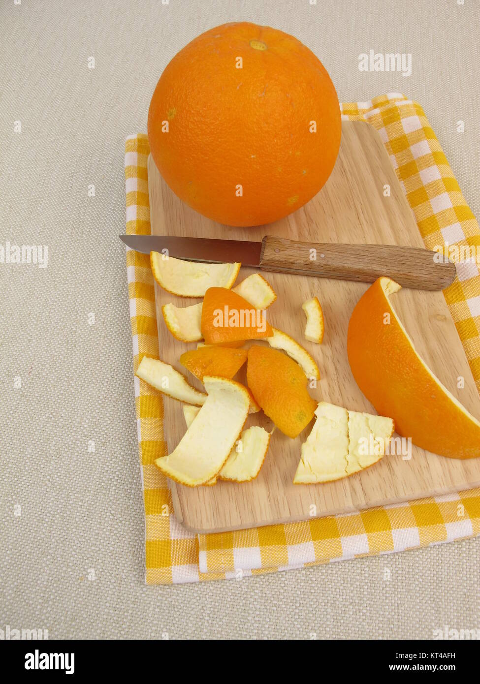 Orangenschalen High Resolution Stock Photography and Images - Alamy