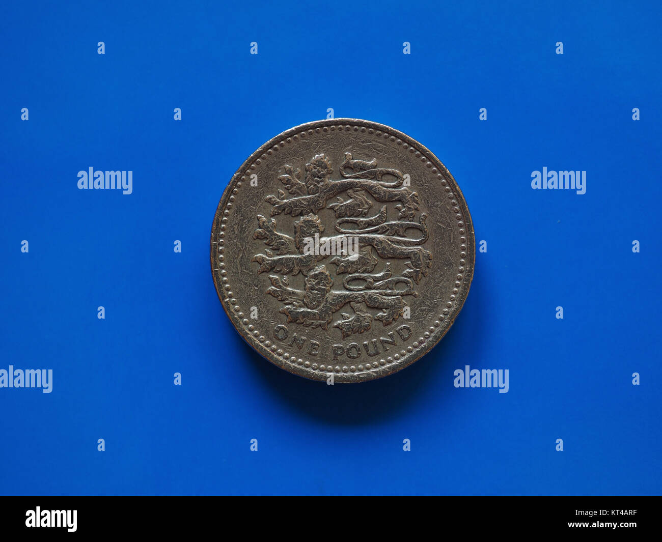 One Pound (GBP) coin, United Kingdom (UK) over blue Stock Photo - Alamy