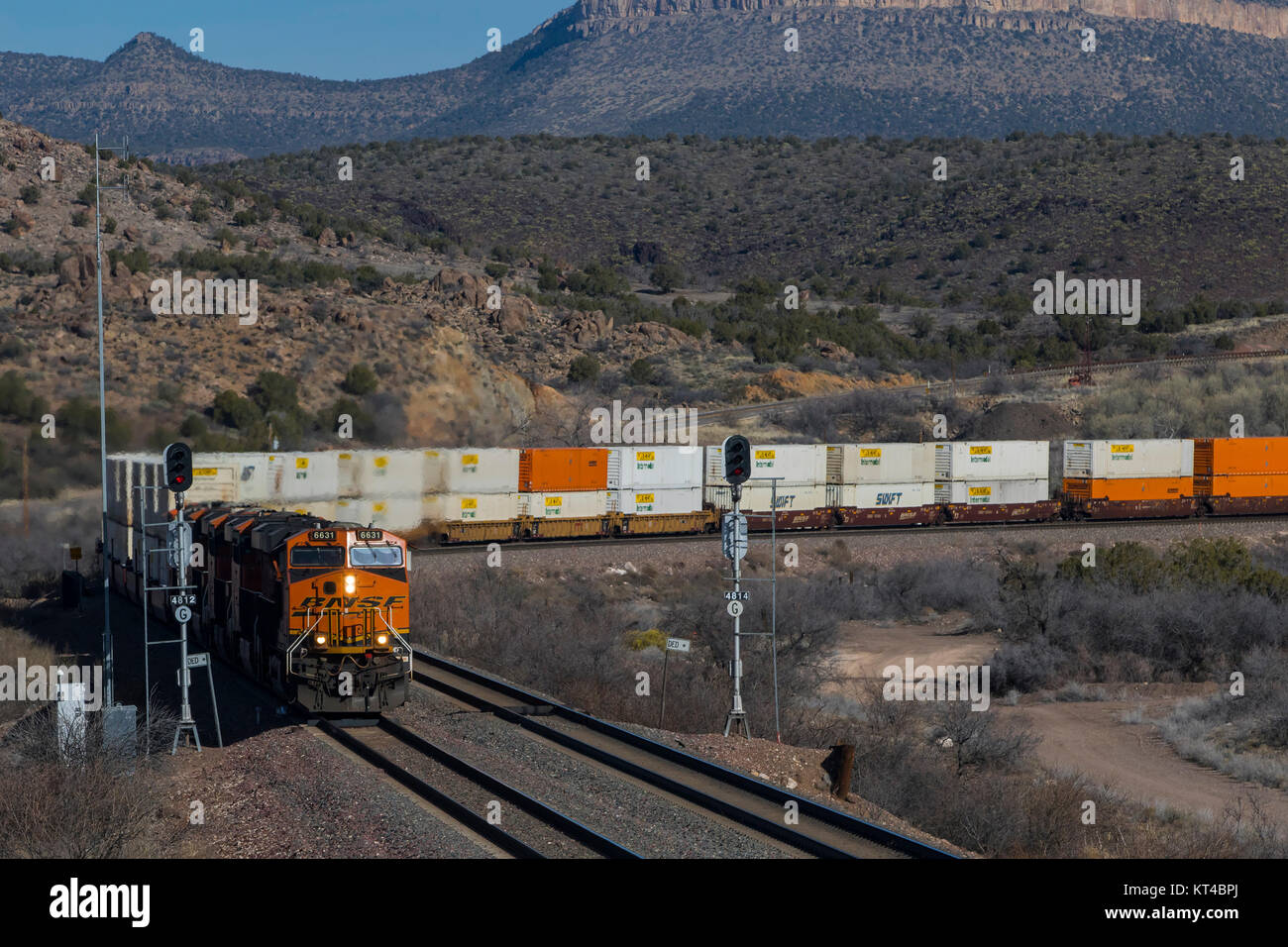Burlington Northern Santa Fe (BNSF) container train Stock Photo - Alamy