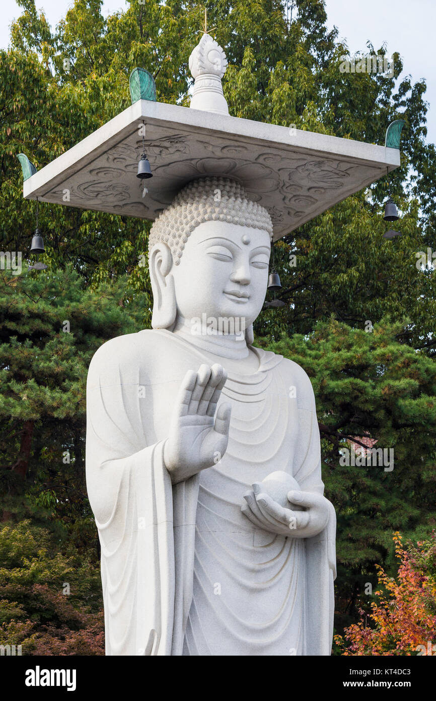 Gangnam style statue hi-res stock photography and images - Alamy