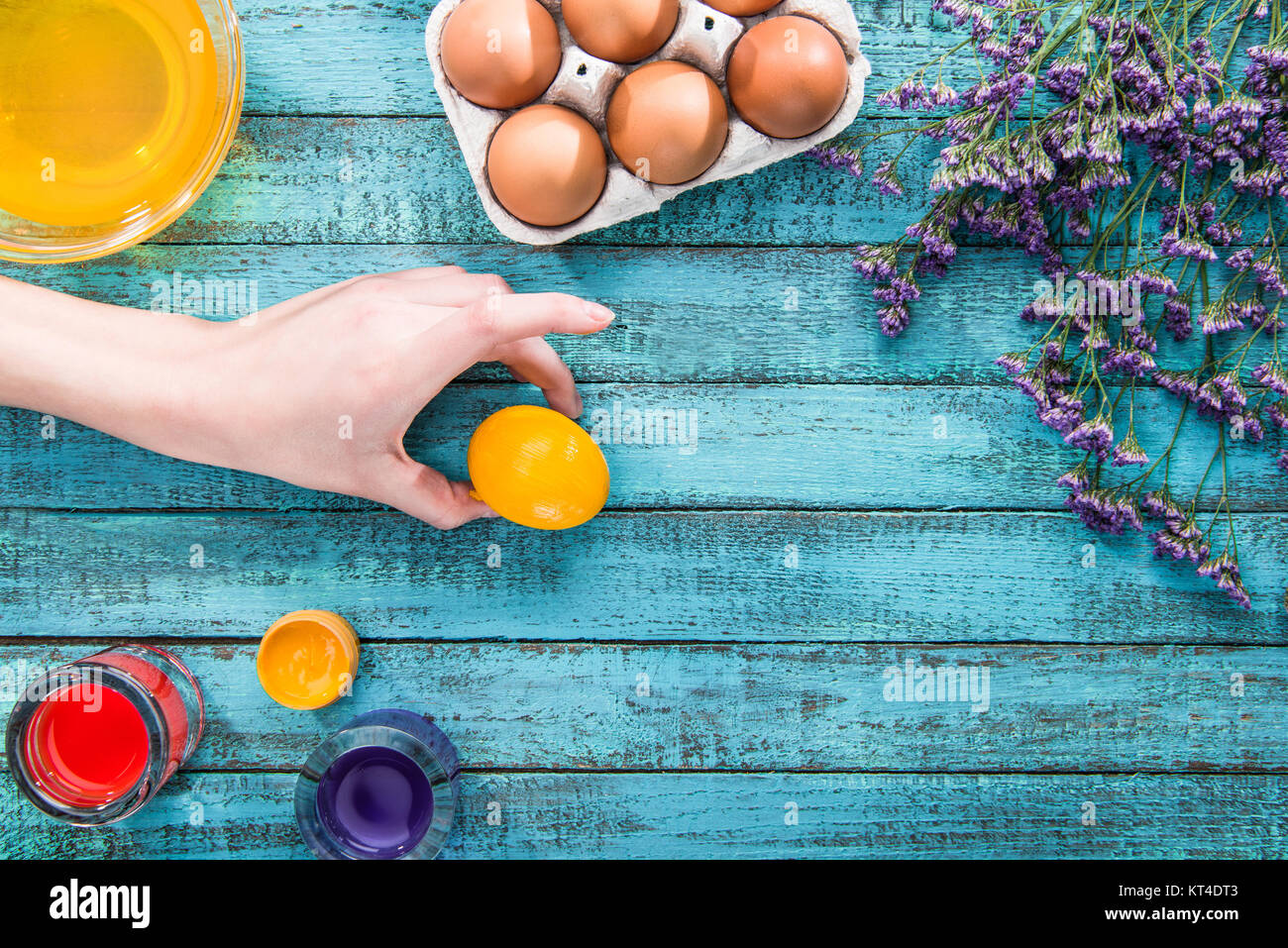 hand holding colored egg Stock Photo - Alamy hand holding colored egg Stock Photo - Alamy