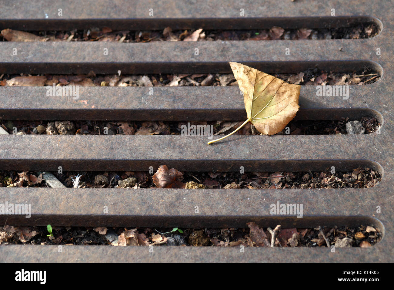 Manhole texture rusty surface hi-res stock photography and images - Alamy