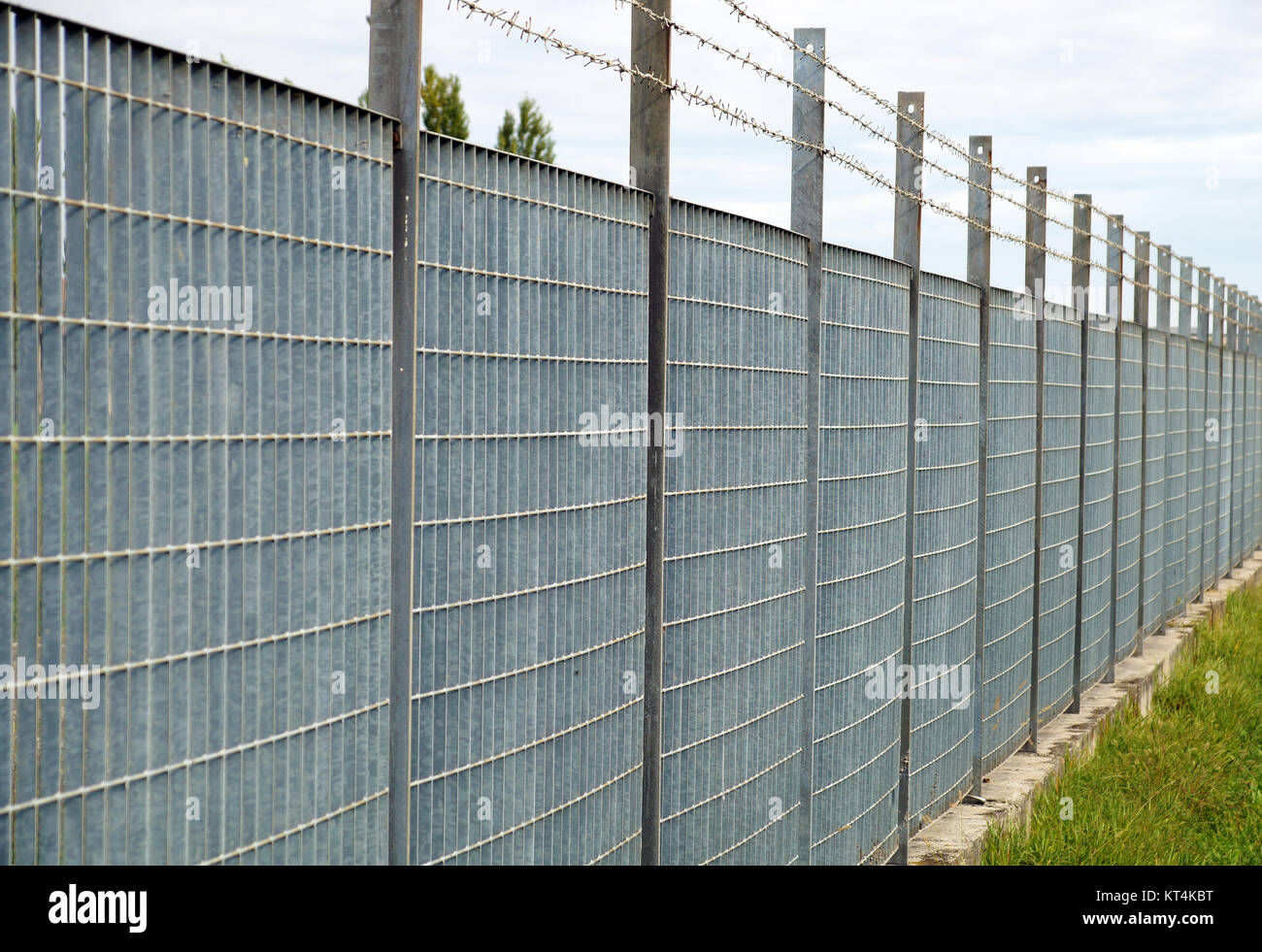 steel anti entry fence with sharp spikes Stock Photo - Alamy