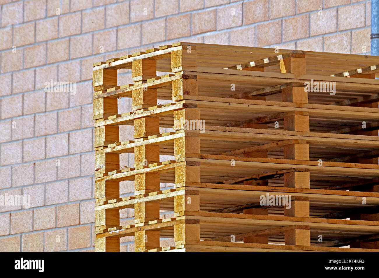 Big stack of wooden pallets for logistic trasnsport Stock Photo - Alamy