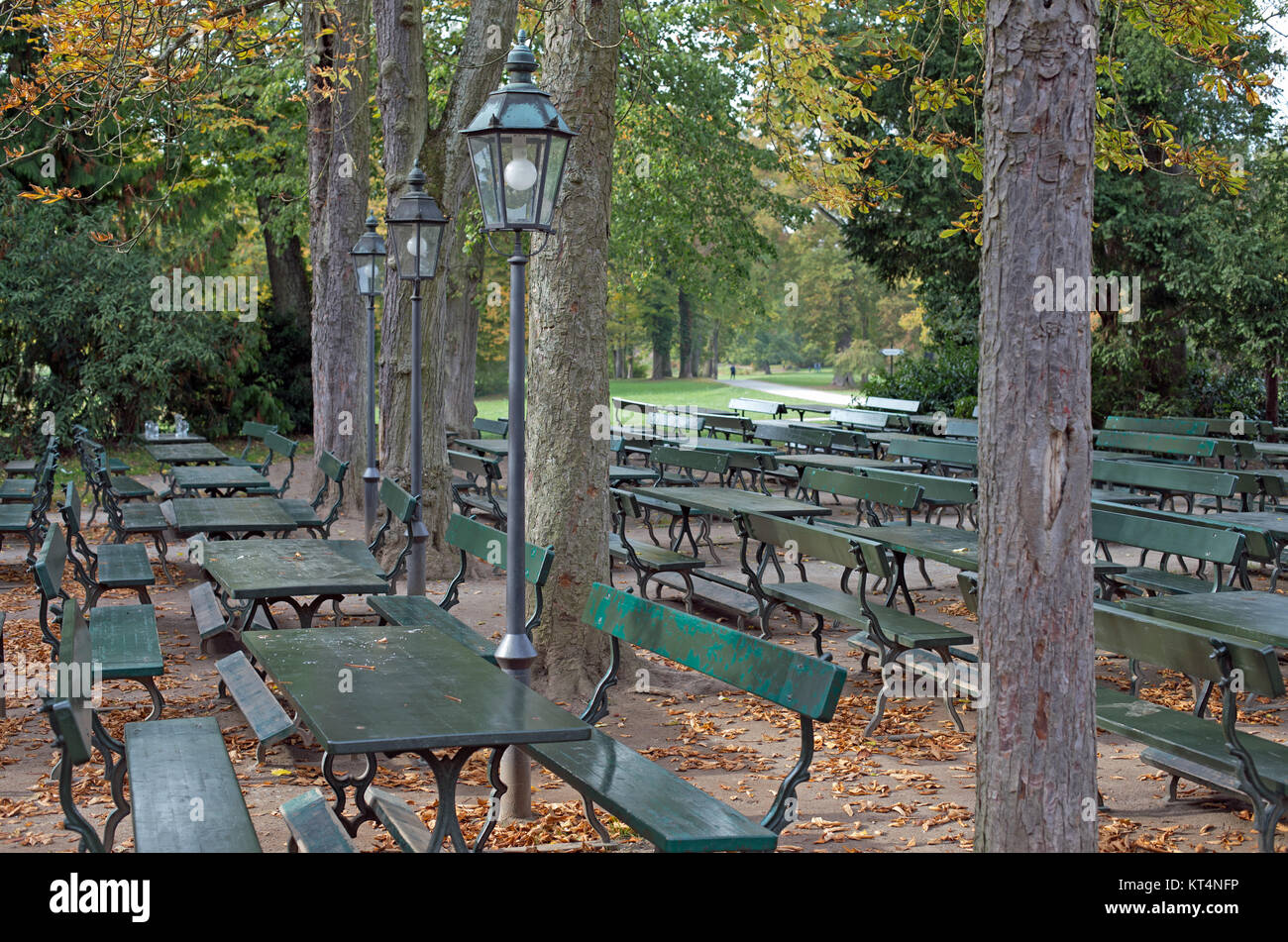 Public tables hi-res stock photography and images - Alamy